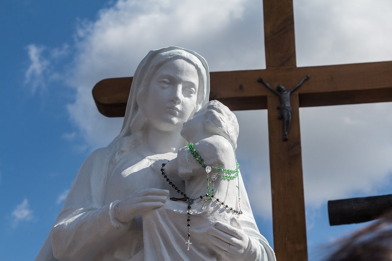 Discover the 15 promises of the Rosary | Savelli Religious